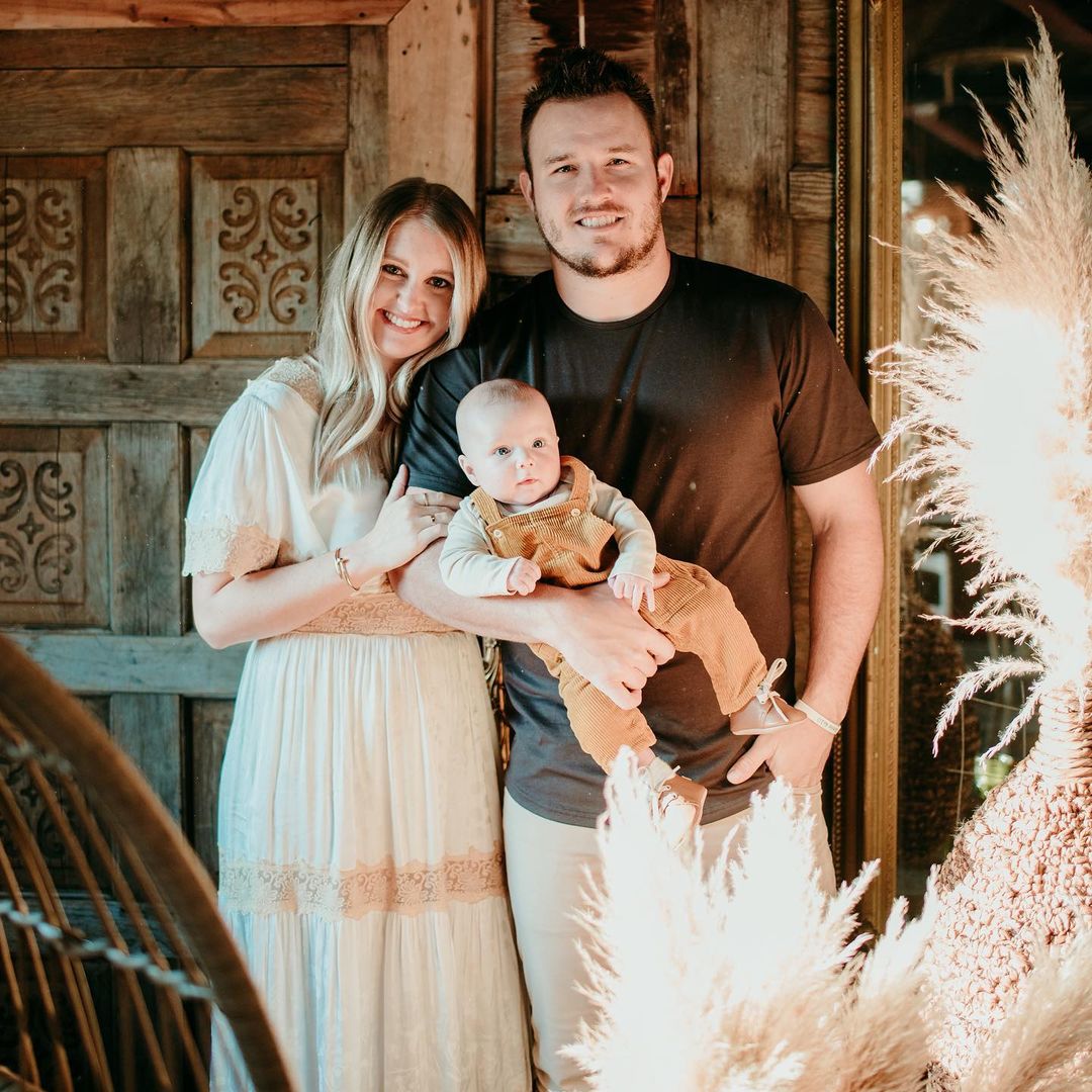 Jessica Cox with her husband and son - Players Bio