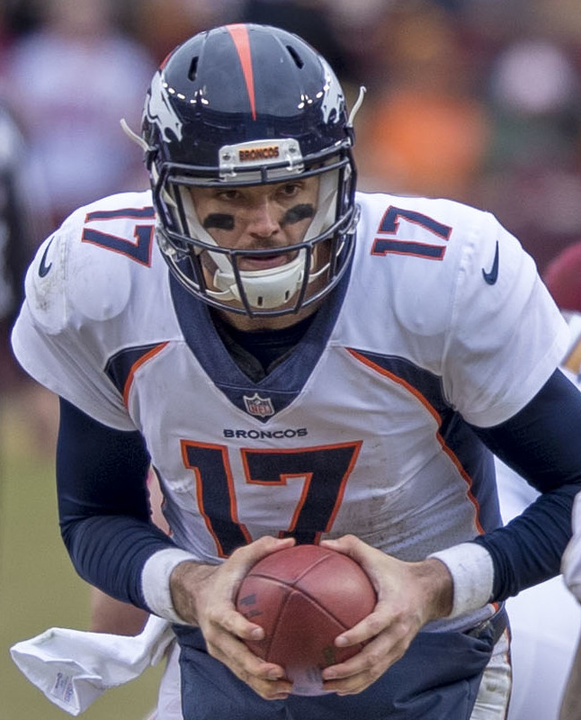 10 Tallest NFL Quarterback in History [2022 Update]- Players Bio
