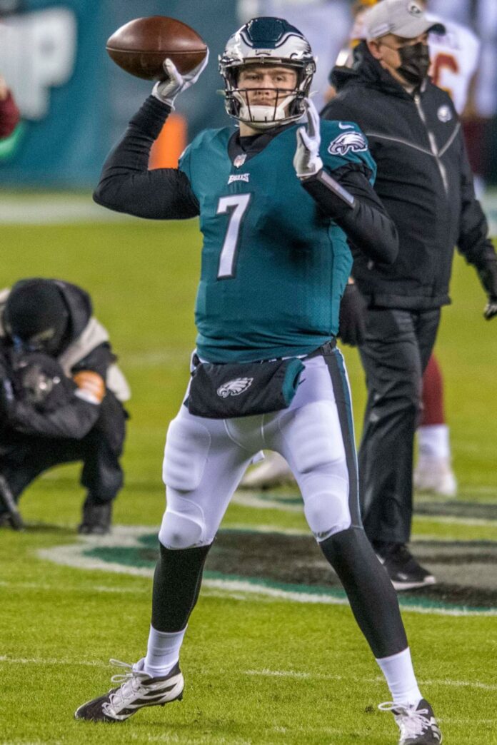 10 Tallest NFL Quarterback In History - Players Bio