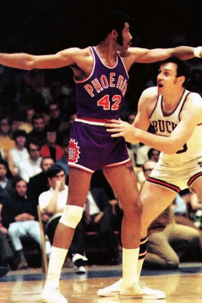 Who Has The Biggest Hands In NBA History? - Players Bio