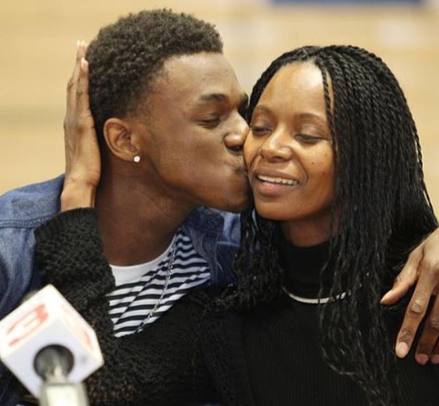 Wiggins-with-his-mother (Source: Celebrities InfoSeeMedia) - Players Bio