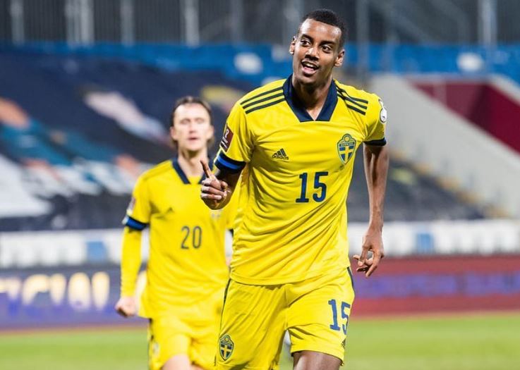 Alexander Isak happy - Players Bio