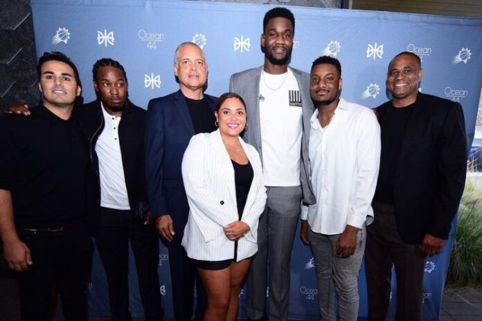 Deandre Ayton Sister Tiann And Serenity- Brother Andrew And Edward Jr ...