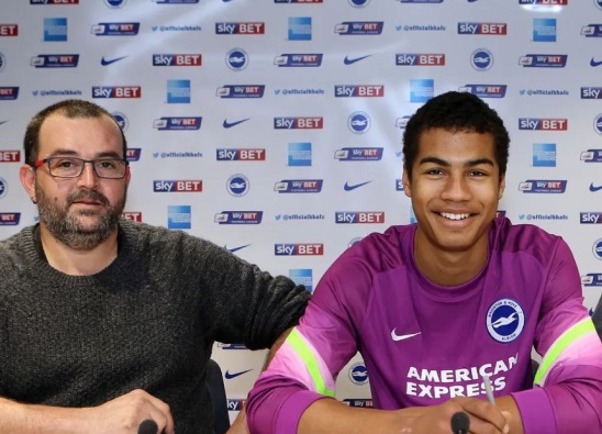 Robert Sanchez Parents Juan Gabriel And Maria Isabel - Players Bio