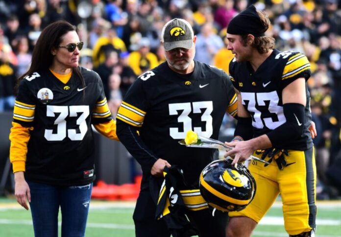 Who Are Mark And Beth Moss? Meet Riley Moss Parents - Players Bio