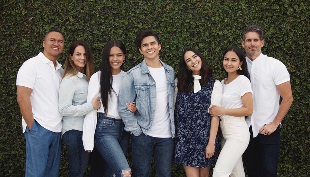 Puka Nacua's Biggest Cheerleader Hallie Aiono And Her Polynesian ...