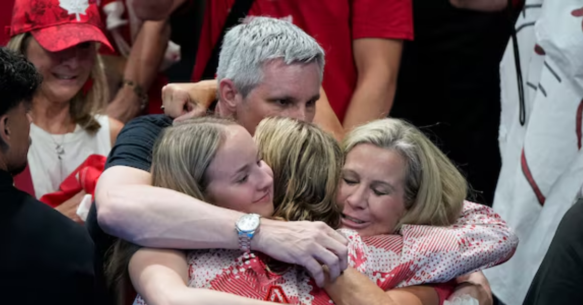 World Champion Summer McIntosh Has Supportive Parents, Jill and Greg ...