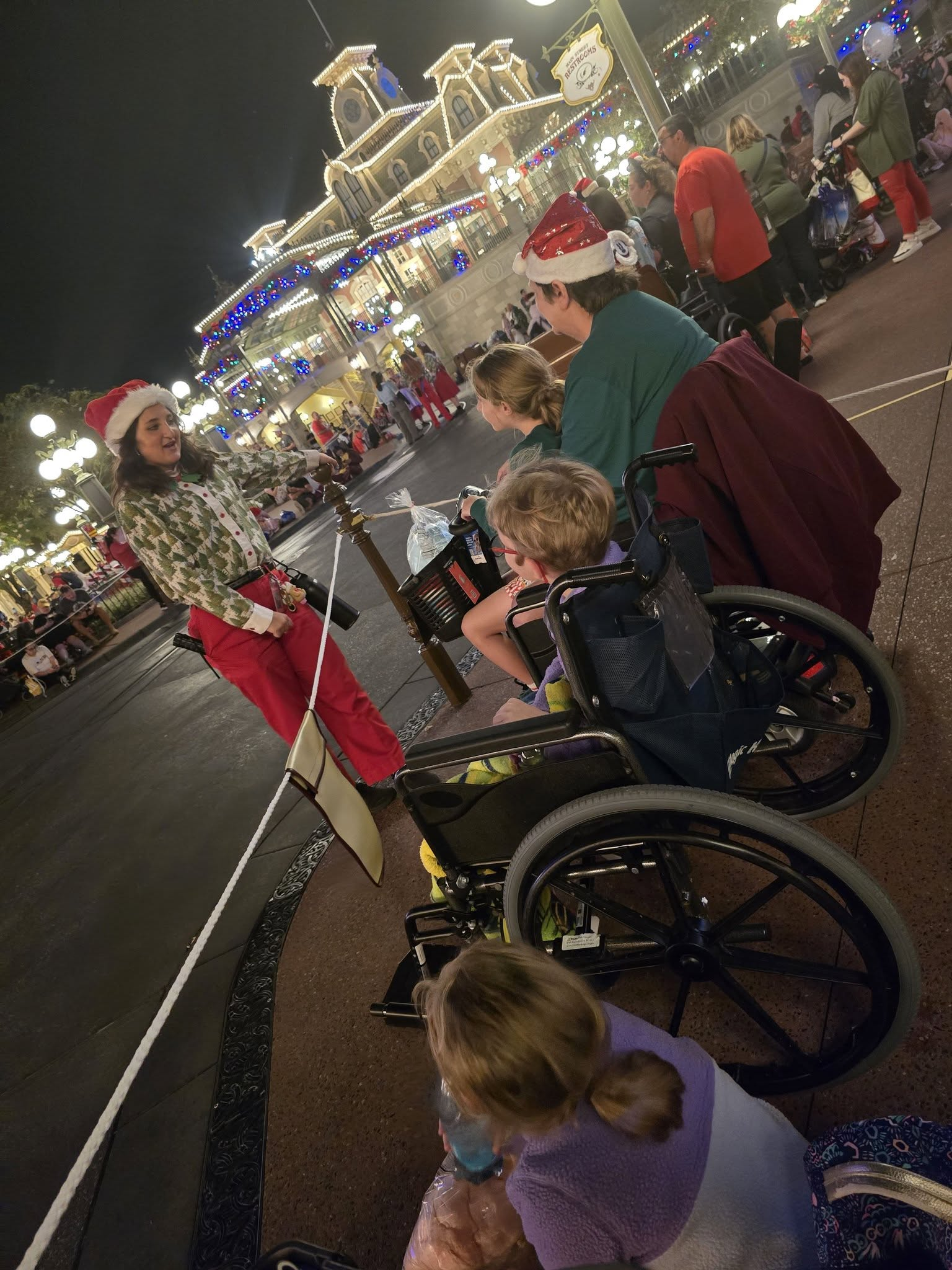 Disney Cast Members Praised After Helping Child During Seizure at Magic ...